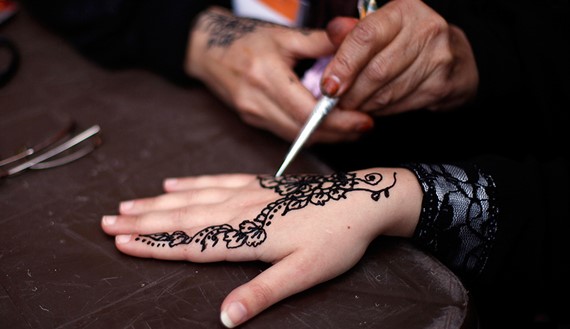 Gaza – Women Revive Henna-Tattoo Tradition